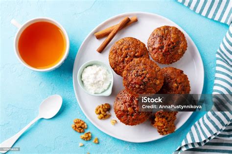 리코타 치즈와 차 한 잔을 곁들인 건강한 비건 당근 머핀 블루 스톤 배경 맨 위 보기입니다 건강한 식생활에 대한 스톡 사진 및 기타 이미지 Istock