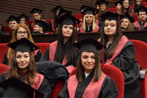 УНСС Дипломи получиха и бакалаврите и магистрите от катедра „Международни отношения“