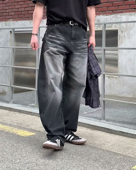 남자 코디 풍성한 실루엣 빈티지한 컬러감 와일드한 캣브러쉬 워싱 커브드 와이드 데님 팬츠 청바지 흑청 봄코디 여름코디 남자쇼핑몰 남친룩 데이트룩 한남