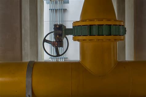 산업 냉각탑 에어컨 용 배관 및 밸브는 공기 시스템을 제어하는 대형 산업 건물의 수냉식 타워 공기 냉각기 Hvac입니다 0명에 대한 스톡 사진 및 기타 이미지 Istock