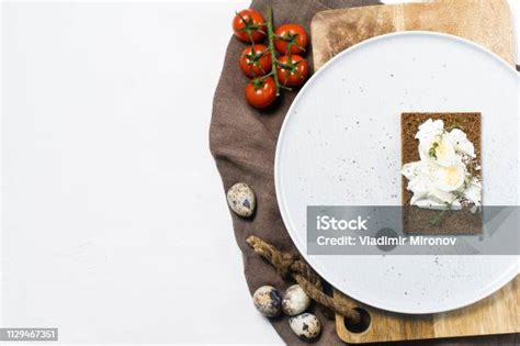 메 추 라 기 계란 토스트 재료 토마토 계란 치즈 호 밀 빵 흰색 배경 평면도 갈색에 대한 스톡 사진 및 기타 이미지 갈색 농장 단백질 Istock