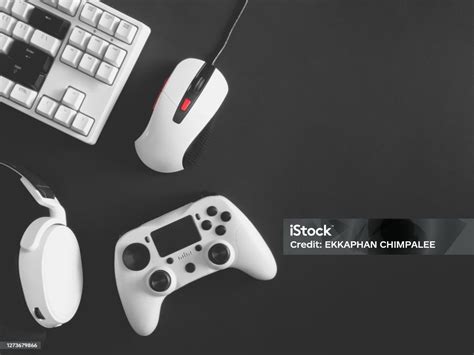 게이머 작업 공간 개념 상단 보기 게이밍 기어 마우스 키보드 조이스틱 헤드셋 모바일 조이스틱 귀 헤드폰및 검은 테이블 배경에 마우스 패드 0명에 대한 스톡 사진 및 기타