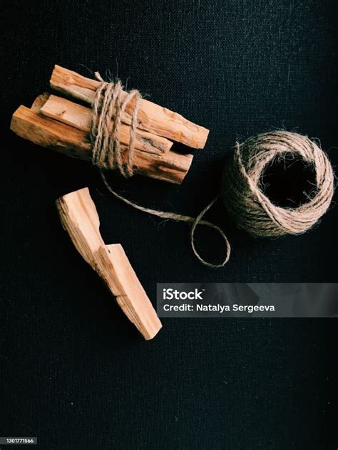 팔로 산토 나무의 흩어져 막대기 어두운 배경에 아름다운 레이아웃 맨 위 보기입니다 라틴 아메리카의 유기농 거룩한 나무 향 0명에 대한 스톡 사진 및 기타 이미지 Istock