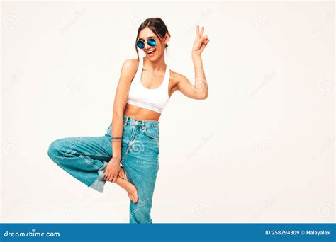 Bella Joven Posando En El Estudio Imagen De Archivo Imagen De Lindo Cobarde 258794309