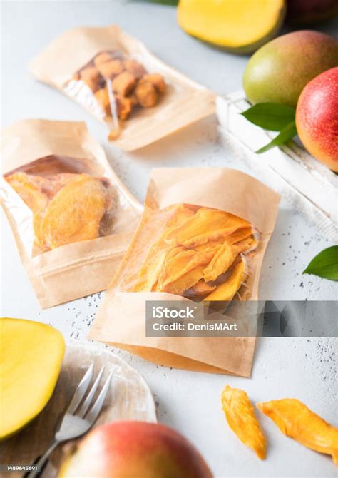 신선한 과일과 함께 다양한 달콤한 말린 망고 조각이 포함된 단일 패키지 0명에 대한 스톡 사진 및 기타 이미지 0명 건강한 생활방식 건강한 식생활 Istock