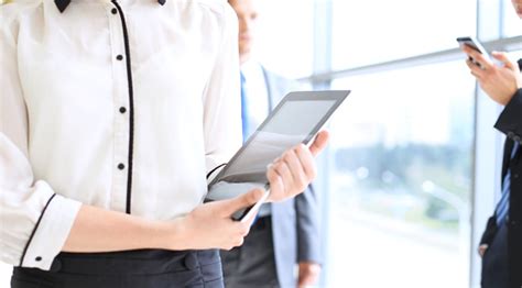 알 수 없는 비즈니스 여성 기업인 중 사무실 홀에 태블릿 컴퓨터를 사용 하 여 경영자에 대한 스톡 사진 및 기타 이미지 경영자 곧은 교육 Istock