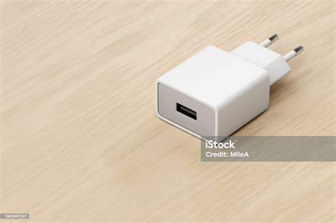 Usb 포트가 있는 스마트폰 충전기 스마트폰에 대한 스톡 사진 및 기타 이미지 스마트폰 0명 3차원 형태 Istock