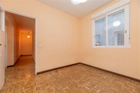 흰색 알루미늄 창문 복숭아 페인트 벽 참나무 쪽모이 세공 마루가 있는 빈 방 0명에 대한 스톡 사진 및 기타 이미지 0명 가구 개념 Istock