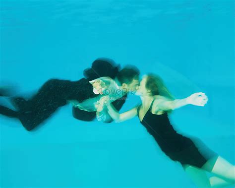 Couple Kissing In Swimming Pool Picture And Hd Photos Free Download