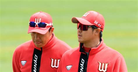 [포토]이야기 나누는 김강민과 최정