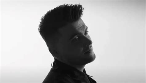 Ο Άγγελος Τσακίρης παρουσιάζει το Σαν Εμάς Το απόλυτο Hit του καλοκαιριού Happytvgr