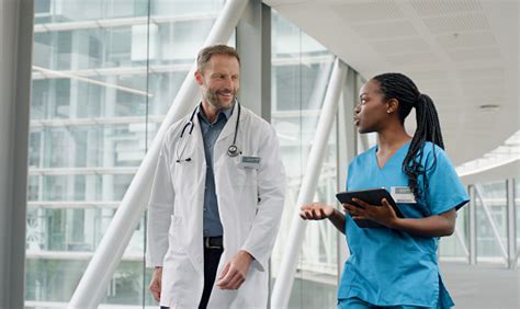 팀 의사 및 행복한 간호사가 병원에서 토론 계획 또는 다양성을 위한 태블릿을 사용합니다 기술 협업 및 의료 전문가 의료 분야의 학생 또는 멘토 25 29세에 대한 스톡 사진