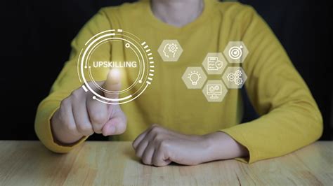 가상 화면에 기술 아이콘을 터치하는 사업가 경력 개발을 위한 새롭고 향상된 기술을 배웁니다 교육 회의 참석 업스킬링 개념 개발에 대한 스톡 사진 및 기타 이미지 Istock