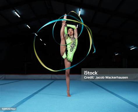 체조 스포츠 및 리드미컬한 신체 움직임 훈련 또는 운동을 위해 체육관에서 리본을 가진 여성 에어로빅 공연 건강 및 경쟁 운동 또는 댄스 연습을 위한 여성 댄서의 초상화 20