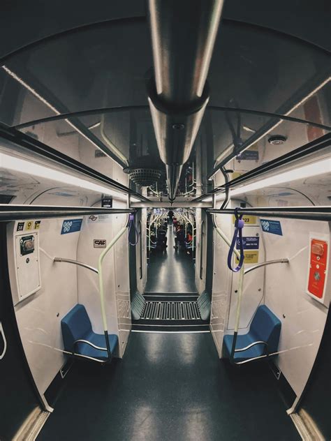 공공 철도 교통 교통수단 이용 기차 기차 여행 기차 조명 기차 체험 기차를 타다 낮 여행 대중 교통 대중 교통 내부 대중 교통 시스템 대중교통 도시