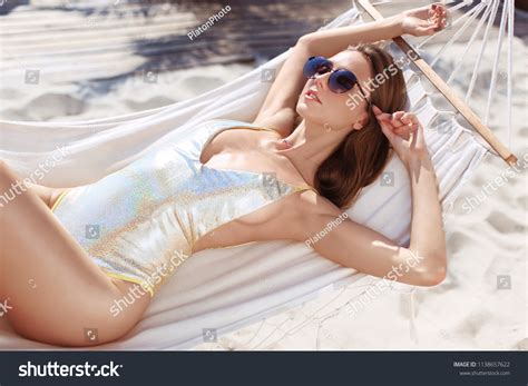 Sexy Girl On Beach Sunbathing Gold库存照片1138657622 Shutterstock