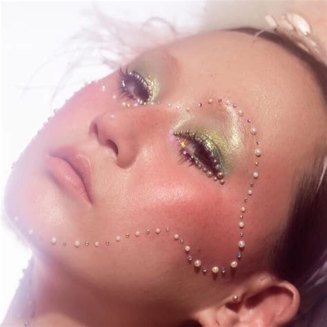 Maquiagens Com Strass 12 Ideias Para Inspirar Seu Look De Carnaval