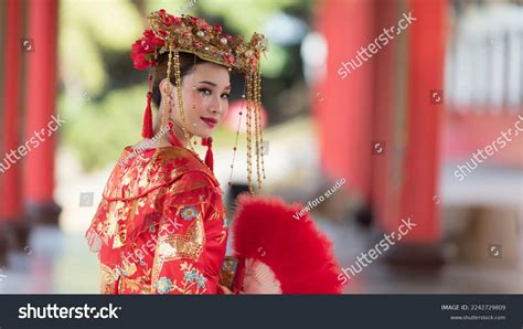 Chinese Women In Traditional Dress