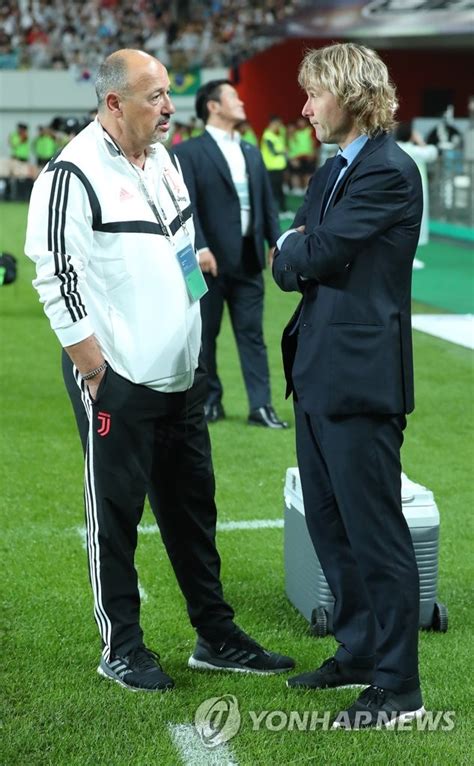 관계자와 이야기하는 네드베드 부회장 연합뉴스