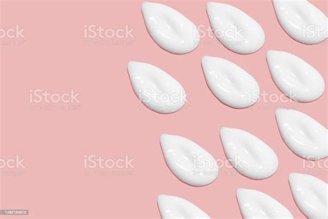화장품 크림이 많이 묻어 있습니다 가볍고 매끄러운 표면 퍼질 수 있는 크림의 질감 액체 크림 같은 스트로크 분홍색 배경에 화장품
