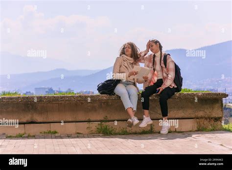 Filles Assises Sur Un Rebord Banque De Photographies Et Dimages Haute R Solution Alamy