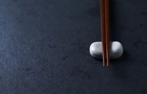 나무 젓가락과 젓가락은 어두운 돌 배경에 휴식 닫아 공간을 복사합니다 0명에 대한 스톡 사진 및 기타 이미지 0명 검은색 고풍스런 Istock