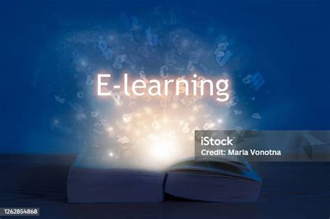 E러닝 교육 개념 단어 E러닝오픈 책에서 나오는 빛 0명에 대한 스톡 사진 및 기타 이미지 0명 개념 개념과 주제 Istock