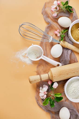 꽃 재료 파스텔 오렌지 배경에 패스트리를위한 주방 용품 봄 요리 테마가있는 베이커리 또는 요리 프레임 상단보기 복사 공간 개념에 대한 스톡 사진 및 기타 이미지 Istock