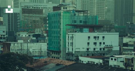 아래에 건물과 자동차가 있는 도시 스카이라인 전망 사진 Unsplash의 무료 자동차 이미지