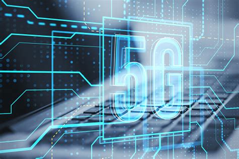 흐릿한 배경에 빛나는 선형 5g 홀로그램이 있는 노트북을 닫습니다 5g 네트워크 및 무선 시스템 이중 노출 0명에 대한 스톡 사진 및 기타 이미지 Istock