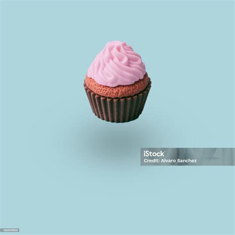 파란색 배경에 머핑 여름과 과자의 개념 그림 3d 복사 공간 클로즈업 컵케이크에 대한 스톡 사진 및 기타 이미지 컵케이크 3차원 형태 팝 아트 Istock