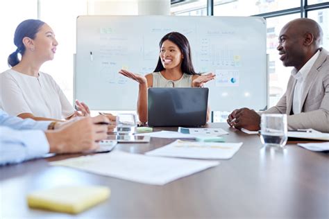 리더십 프로젝트 관리 및 컨설팅 계획 및 마케팅 전략을 위한 비즈니스 사람들 및 흑인 여성과의 만남 목표 혁신 및 사무실의 관리자 및 직원과의 팀워크 프로젝트 관리에 대한