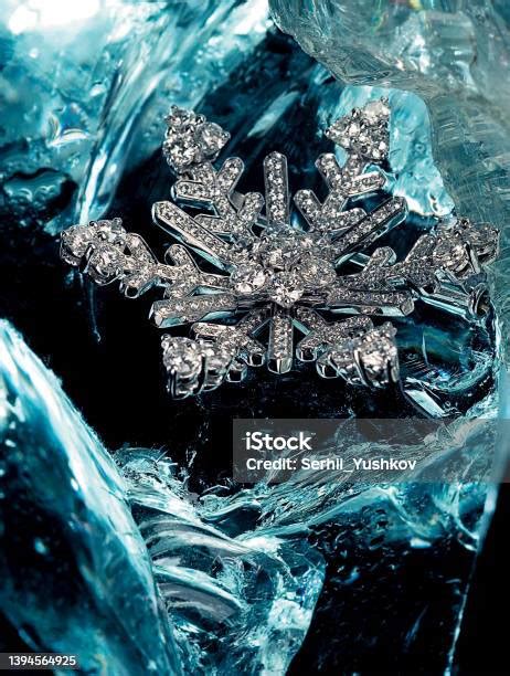비문 클로즈업을위한 빈 공간이있는 푸른 얼음 조각 사이의 귀중한 보석 0명에 대한 스톡 사진 및 기타 이미지 0명 광물질 금 금속 Istock