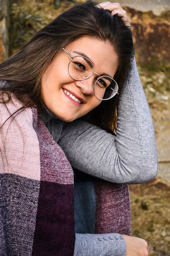 호수에 스카프를 착용한 안경에 안경을 쓴 한 여성의 초상화 외부 행복한 웃는 소녀 20 24세에 대한 스톡 사진 및 기타 이미지 20 24세 가을 갈색 머리 Istock