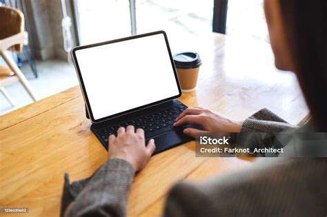 테이블에 커피 컵컴퓨터 Pc로 빈 흰색 데스크톱 화면태블릿 키보드를 사용하고 입력하는 사업가 공란에 대한 스톡 사진 및 기타 이미지 Istock