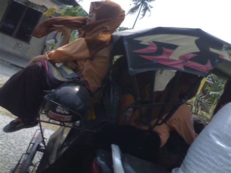 Cewek Gaul Ngakak Gan Di Belakang Becak Kaskus