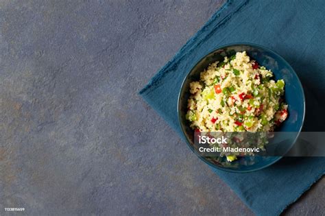 쿠 스 코우 파 슬 리 레몬 토마토 올리브 오일을 곁들인 타 불 레 샐러드 레반트 채식 샐러드 레바논 아랍어 요리 어두운 배경입니다 평면도 텍스트 공간 0명에 대한 스톡