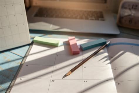 플래너와 주최자가 매일 약속을 계획하고 미리 알림 달력 회의 의제 일정 시간표 및 작업 관리 집에서 작업 캘린더 미리 알림 이벤트 개념입니다 0명에 대한 스톡 사진 및 기타