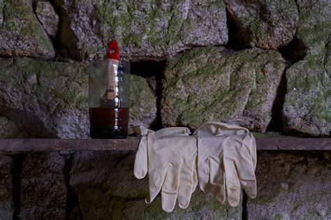 나무 판자와 돌 배경에 용제와 장갑이있는 항아리에 브러시를 칠하십시오 0명에 대한 스톡 사진 및 기타 이미지 0명 Diy 가구 Istock