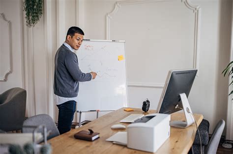 화상 회의 통화를하고 보드에 그래프를 보여주는 사업가 경영자에 대한 스톡 사진 및 기타 이미지 경영자 계획 기업 문화 Istock