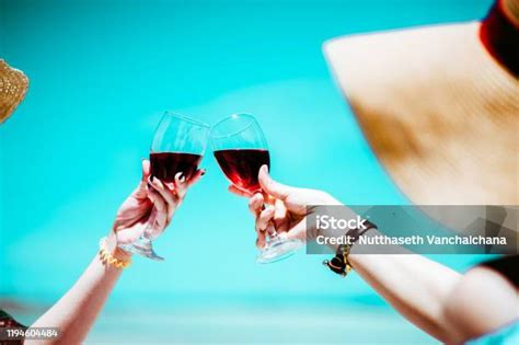 해변에서 열리는 릴렉스 파티 축하 모임에서 레드 와인 와인 잔을 들고있는 사람들 Sumer와인 해변 두 여자 최소한의 여름 휴가 노랑에 대한 스톡 사진 및 기타 이미지