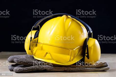 보호 고 도구 워크숍 테이블에 누워 구입 하 고 건설 노동자에 대 한 헬멧 검은 배경 가죽에 대한 스톡 사진 및 기타 이미지 가죽 강철 건설 산업 Istock