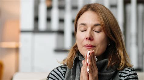 무료 스톡 영상 소파에 앉아 기침과 재채기를 하는 아픈 여자의 클로즈업