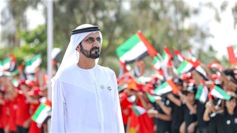 شاهد الشيخ محمد بن راشد يرفع علم الإمارات