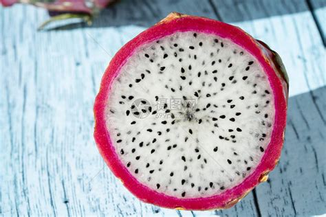 蓝色木桌上的水果火龙果高清图片下载 正版图片504213401 摄图网