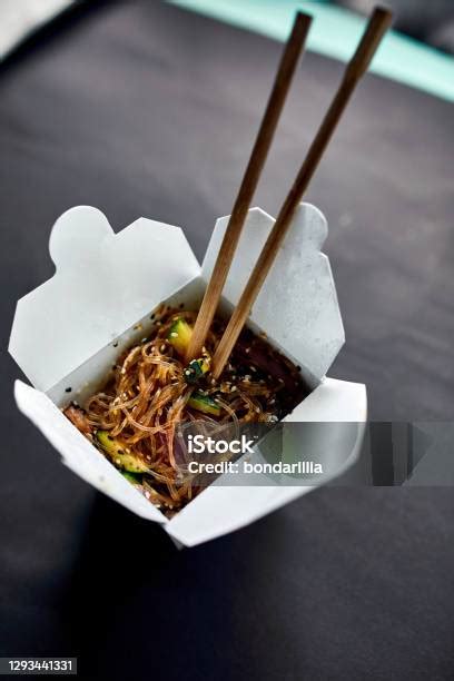 맛있는 우동국국 파스타 새우 웍박스 배달 나무 막대기 일본 매운 음식 태국 음식이 있는 상자 패스트푸드 배달 의 개념 테이크아웃 음식에 대한 스톡 사진 및 기타 이미지