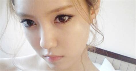 지연 인형미모에 대적하는 효민 쇄골 뽀얀 속살 노출 음흉한 각도네