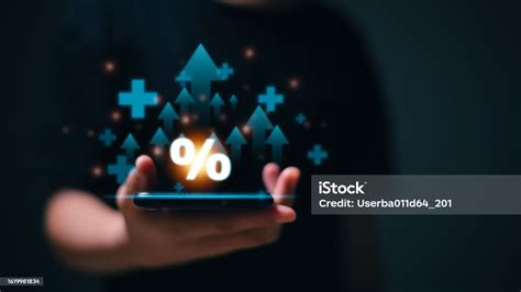 백분율 기호와 위쪽 화살표가 있는 여성 이자율은 계속 증가하고 주식 및 뮤추얼 펀드 수익률 은퇴를 위한 장기 투자 이자율과 배당 개념 금융에 대한 스톡 사진 및 기타 이미지