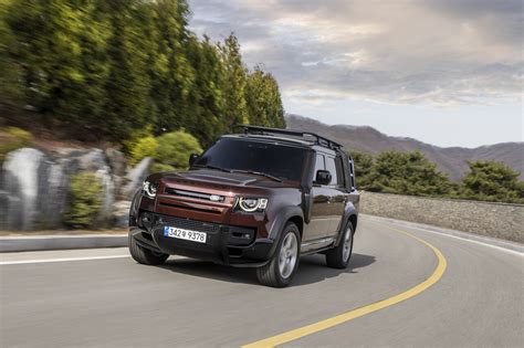 랜드로버 디펜더 130 8명 태우는 전천후 수륙양용 오프로더