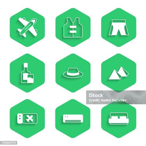 리본 에어컨 호텔 객실 침대 이집트 피라미드 항공권 위스키 병과 유리 반바지 또는 바지 및 비행기 아이콘과 남자 모자 설정 벡터 0명에 대한 스톡 벡터 아트 및 기타 이미지